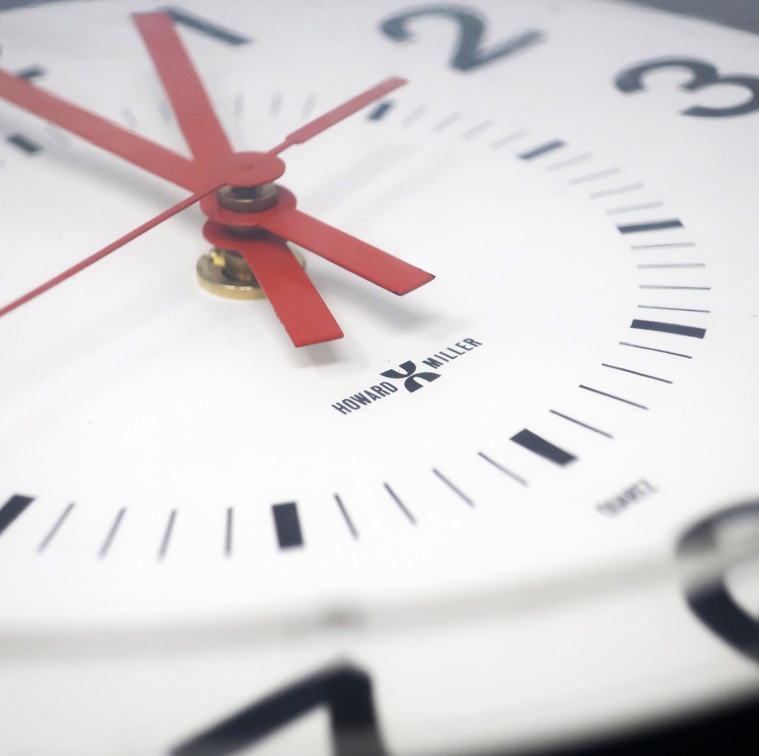 Vintage Howard Miller Round Wall Clock | Tenon Design